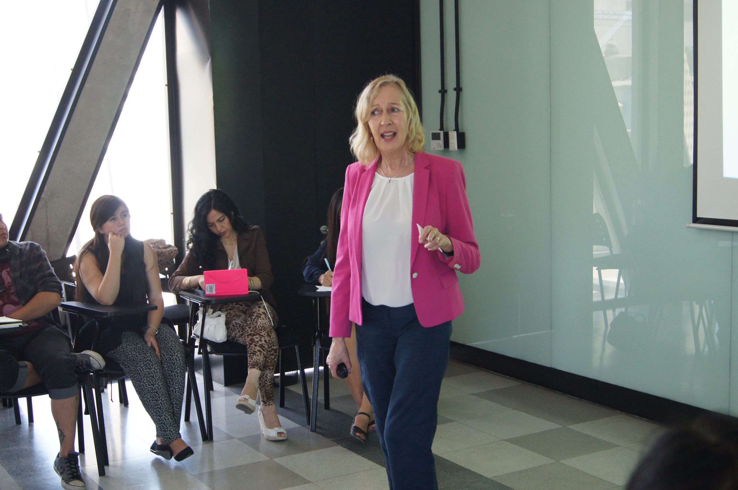 Académica británica Carol Read realizó talleres para estudiantes de ...