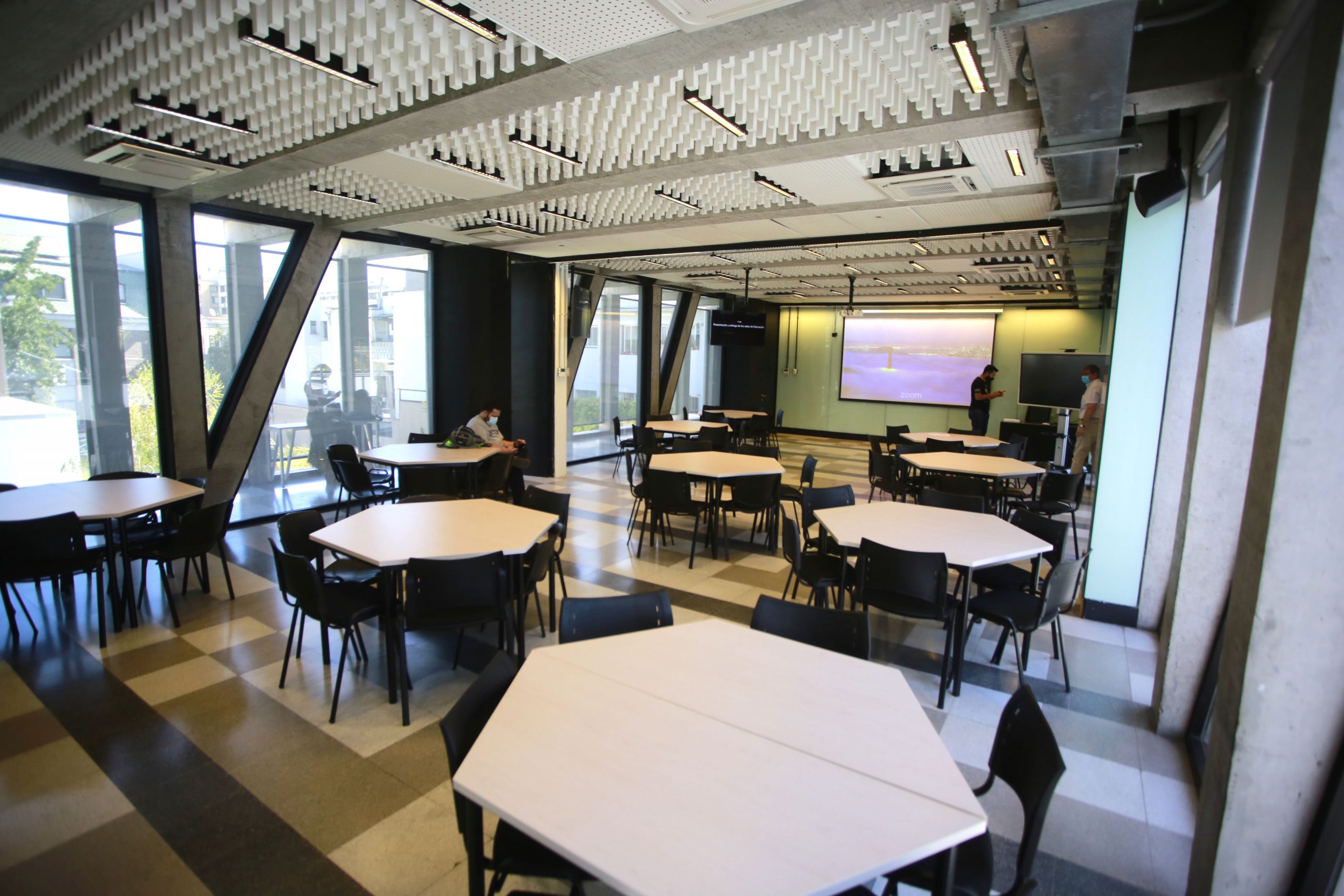 Facultad de Educación inaugura sala híbrida – Facultad de Educación UDP