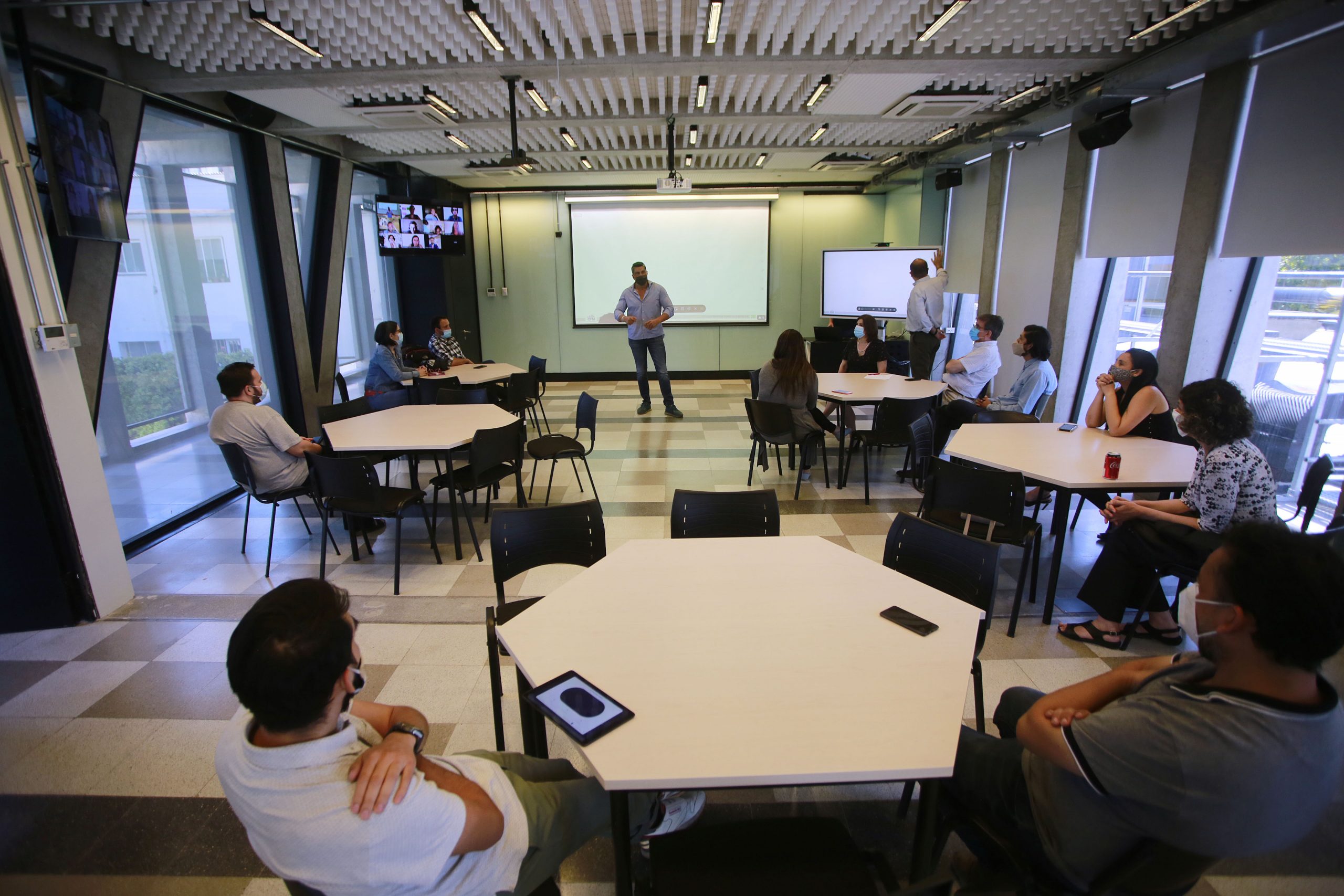 Facultad de Educación inaugura sala híbrida – Facultad de Educación UDP