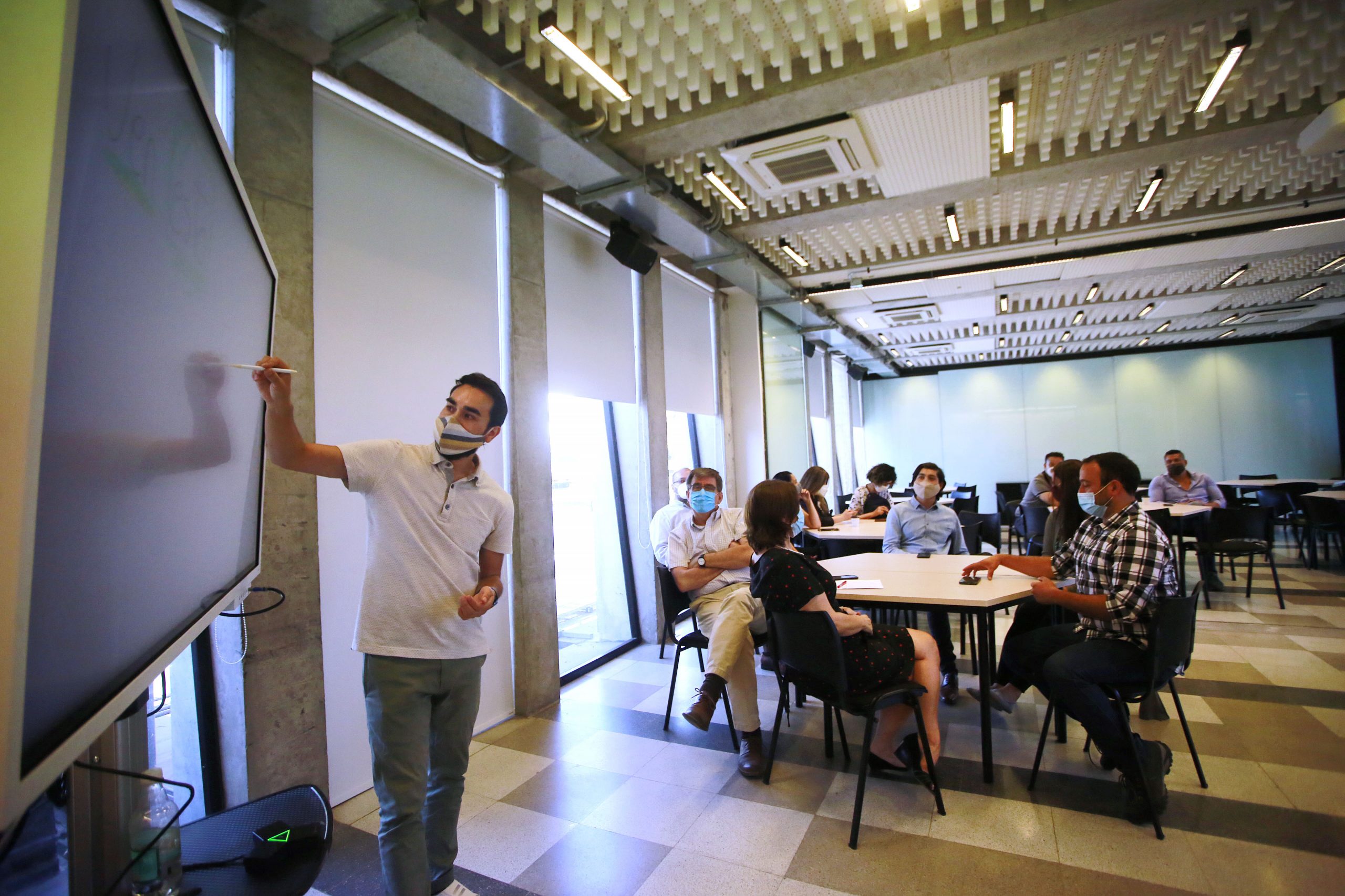 Facultad de Educación inaugura sala híbrida – Facultad de Educación UDP